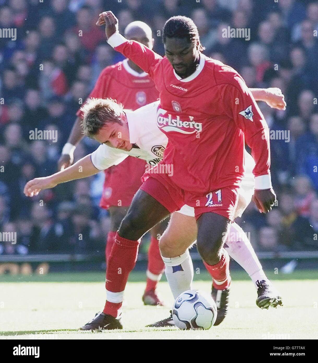 Leeds United's Stephen McPhail tackles Liverpool's Salif Diao (right ...