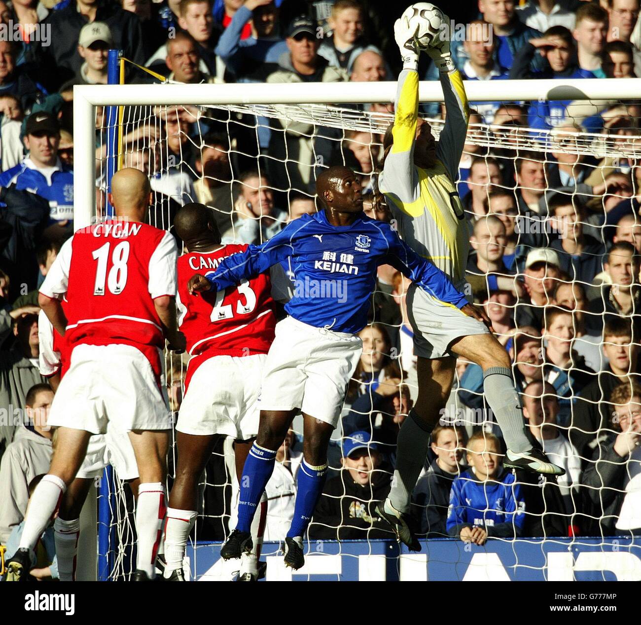 Sport football action jumping david seaman hi-res stock photography and ...