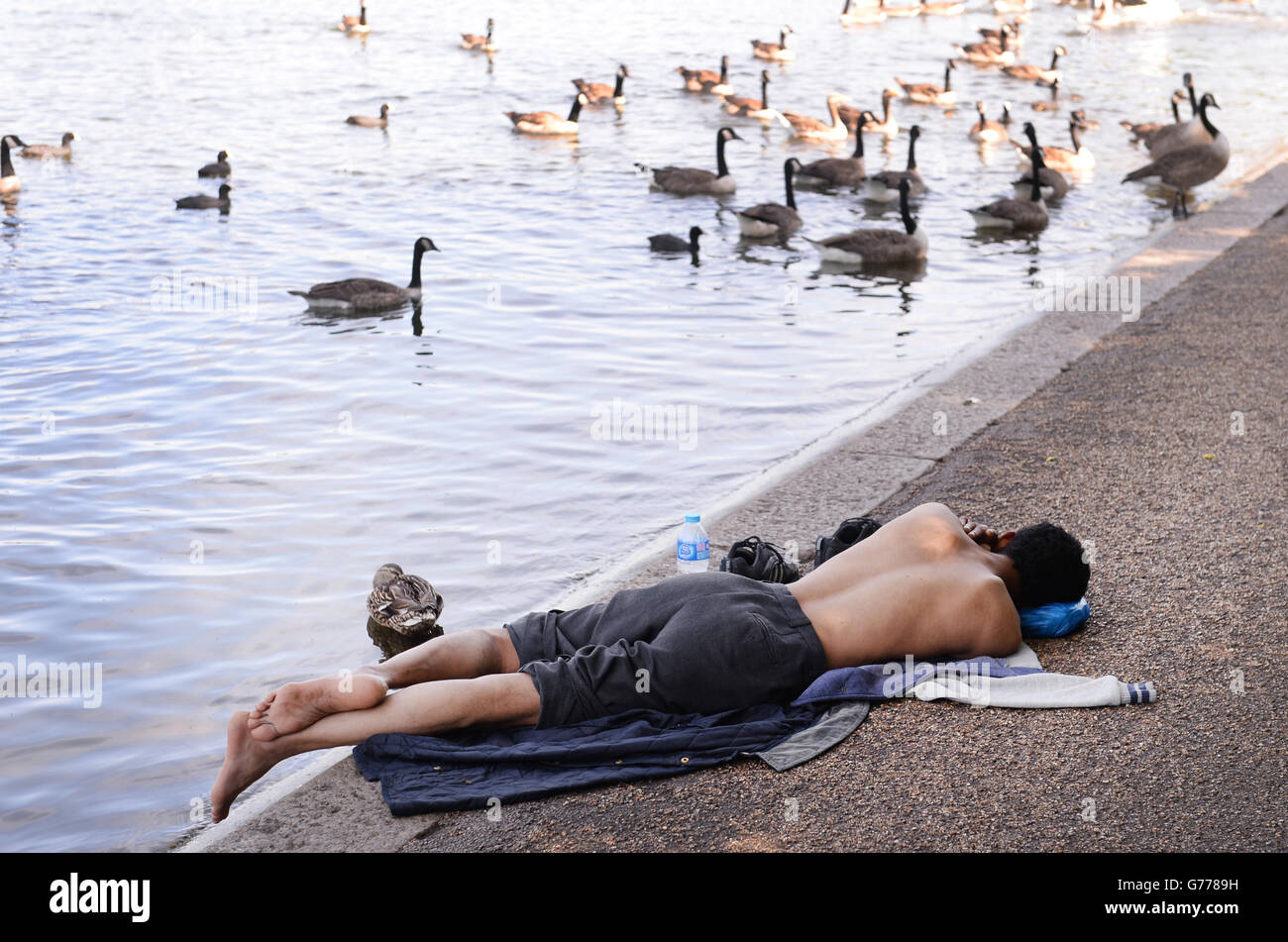 People enjoying the weather in Hyde Park in London as temperatures ...