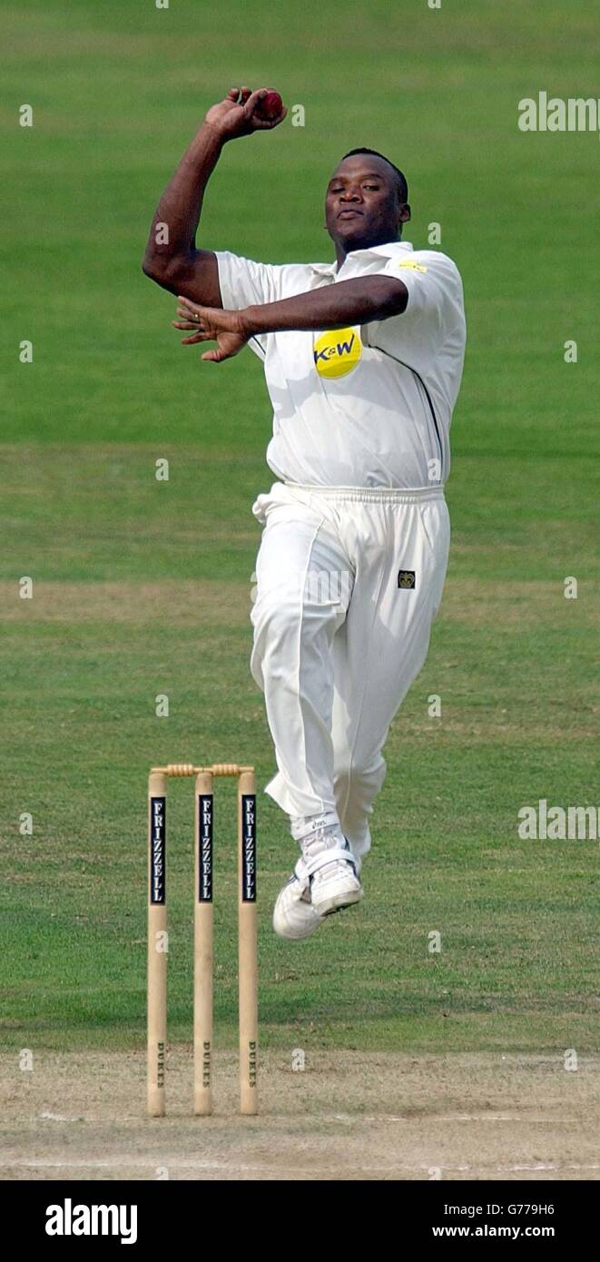 Sport cricket bowling action devon malcolm hi-res stock photography and ...