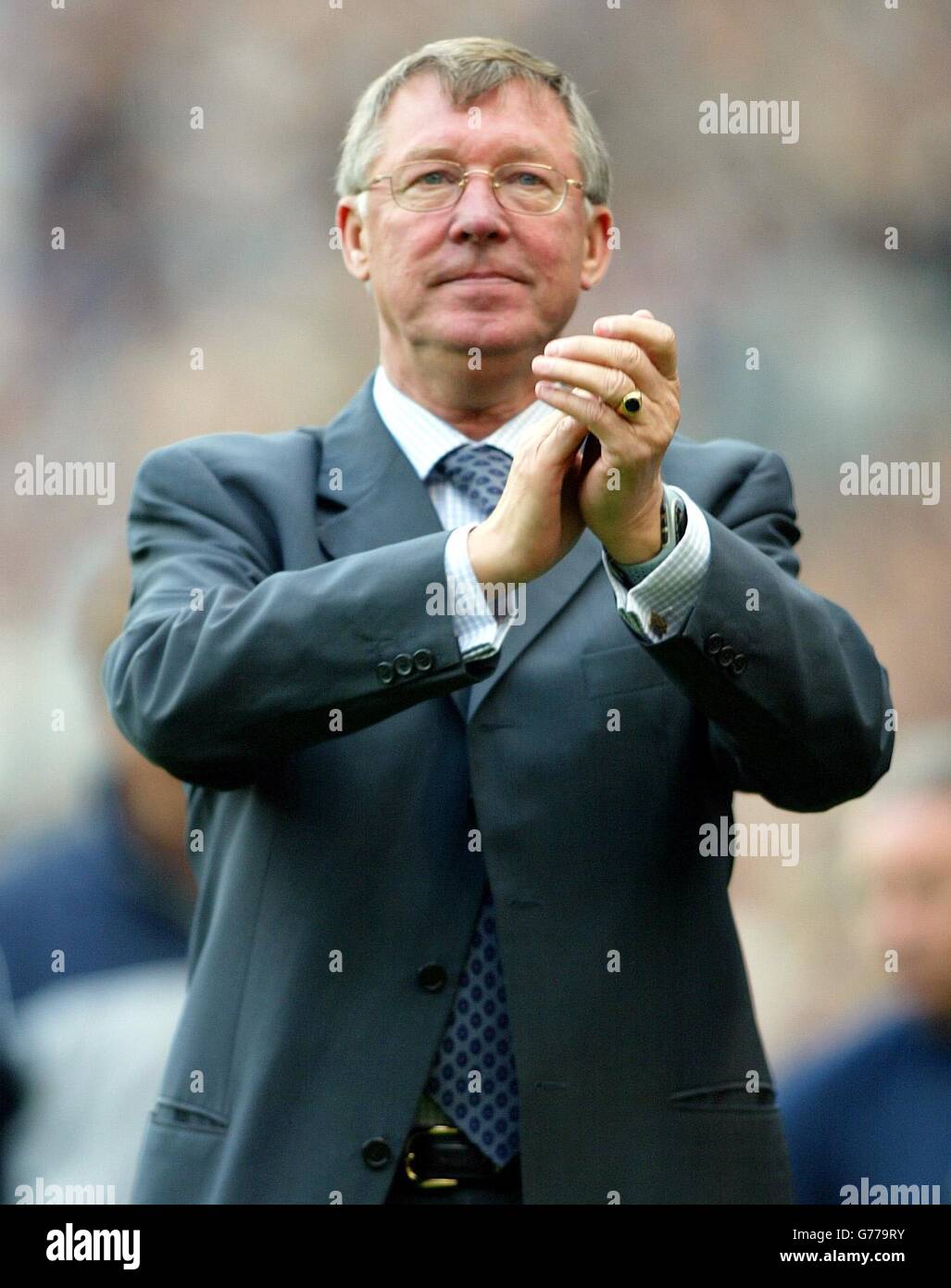 Football clapping alex ferguson hi-res stock photography and images - Alamy
