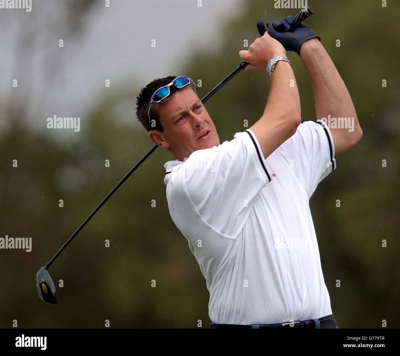 - NO COMMERCIAL USE: England cricketer Ashley Giles, watches his drive ...