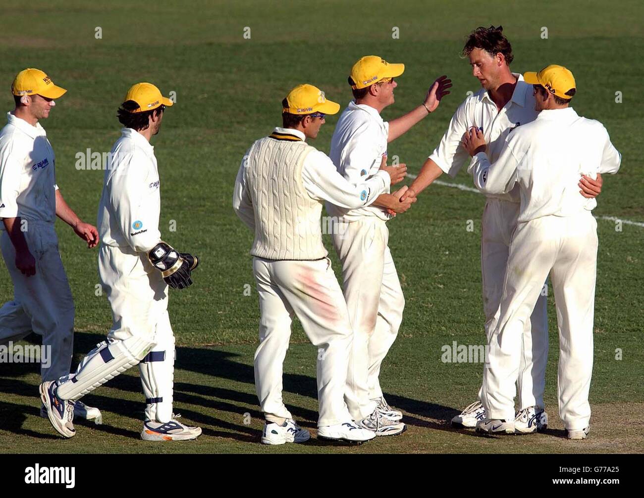 Sport cricket shaking hands celebrating hi-res stock photography and ...