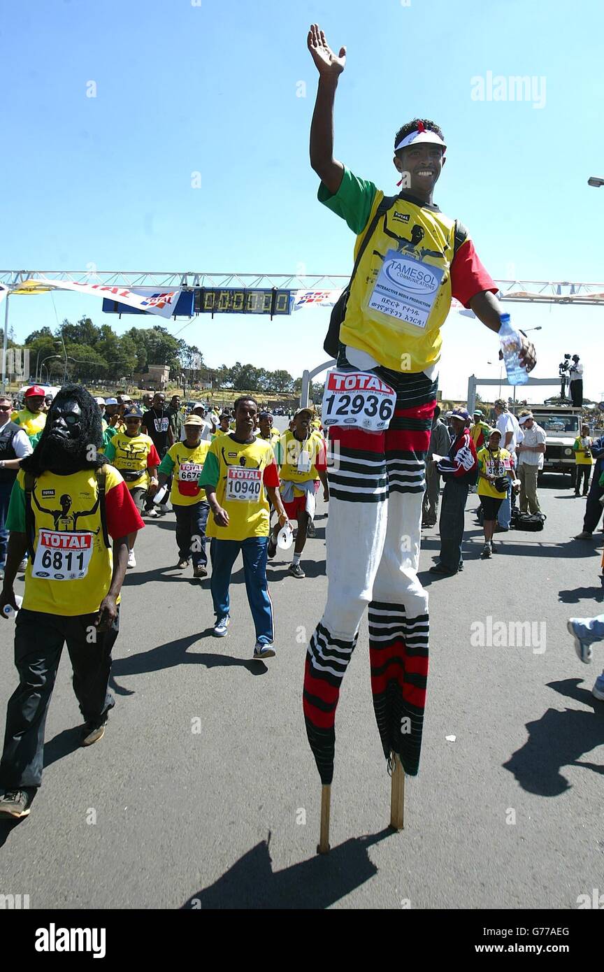 Great Ethiopian Run 2002. Ethiopian runners and walkers finish the ...