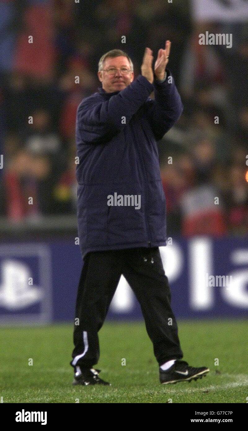 Sport football clapping manager hi-res stock photography and images - Alamy