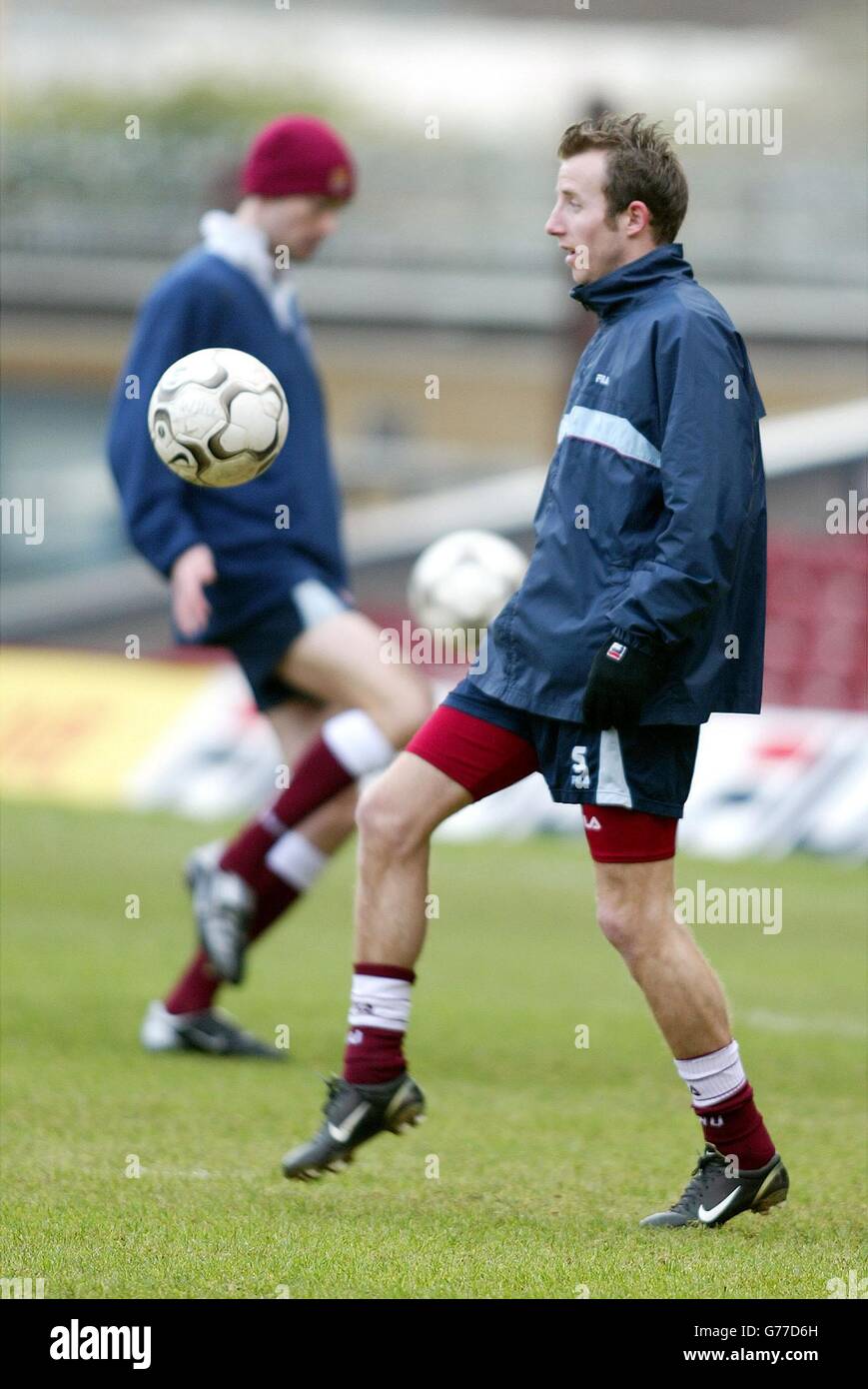 Football action kicking lee bowyer hi-res stock photography and images ...
