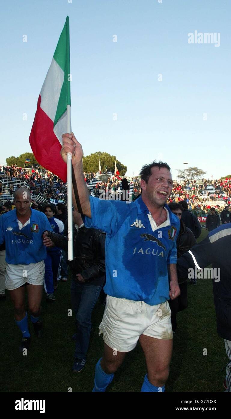 Sport rugby union celebrating flag hi-res stock photography and images ...