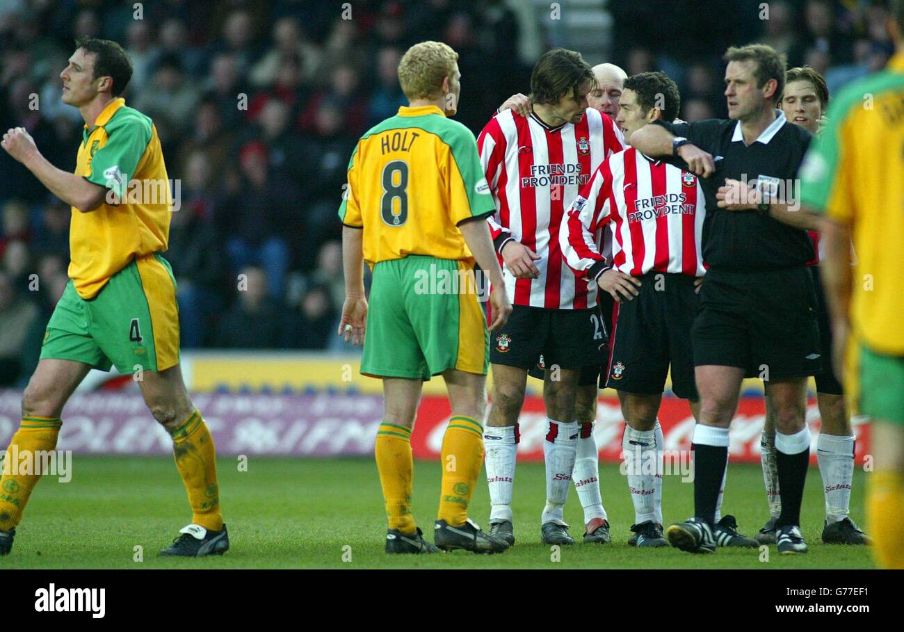 Football sending off sent off brett ormerod hi-res stock photography ...