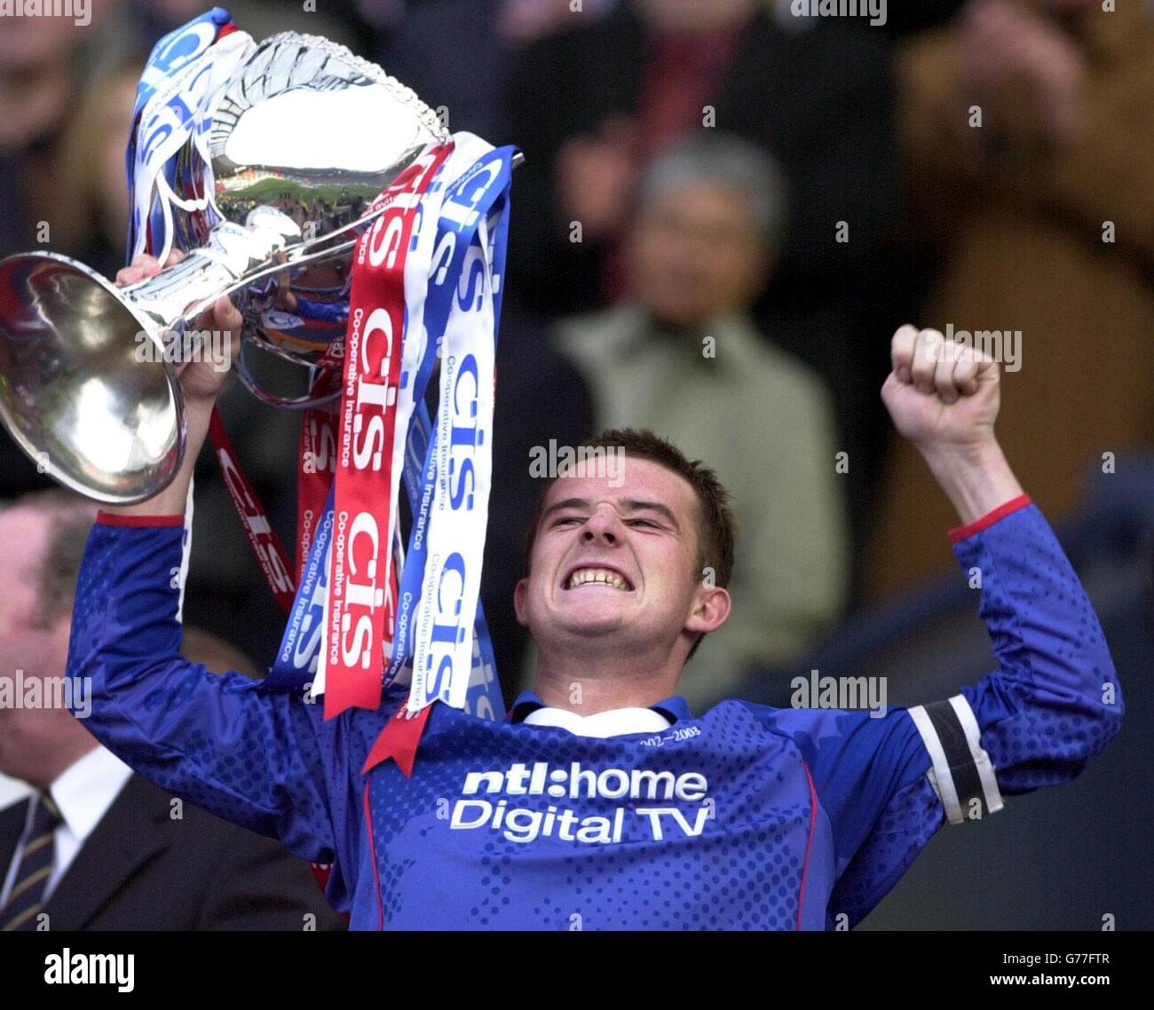 Sport football celebrating trophy barry ferguson hi-res stock ...