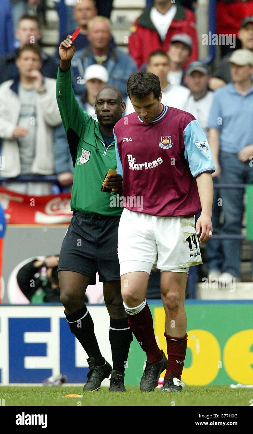 Uriah rennie red card hi-res stock photography and images - Alamy