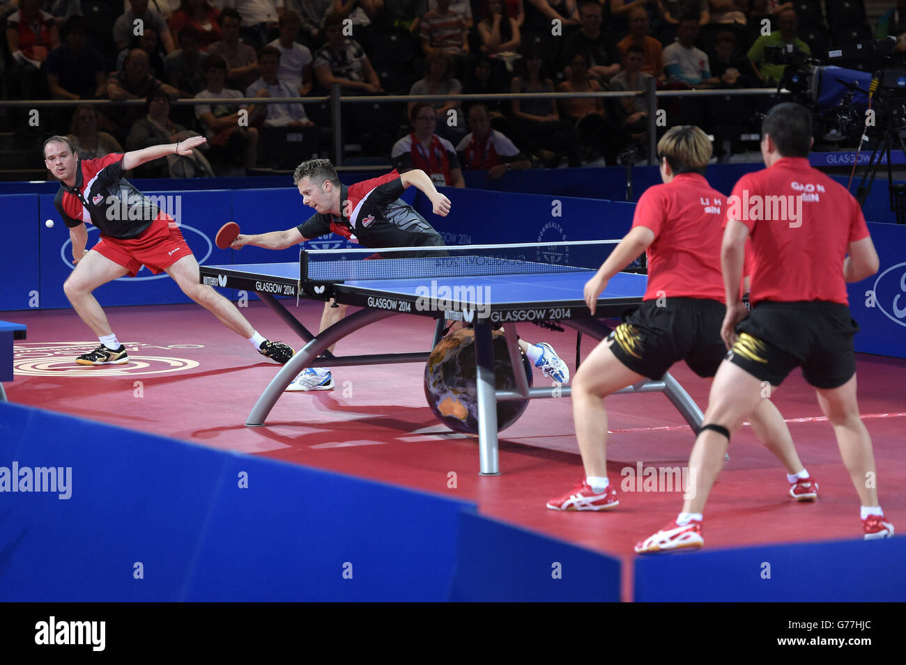 England's Andrew Baggaley (centre) and Paul Drinkhall (left) against ...