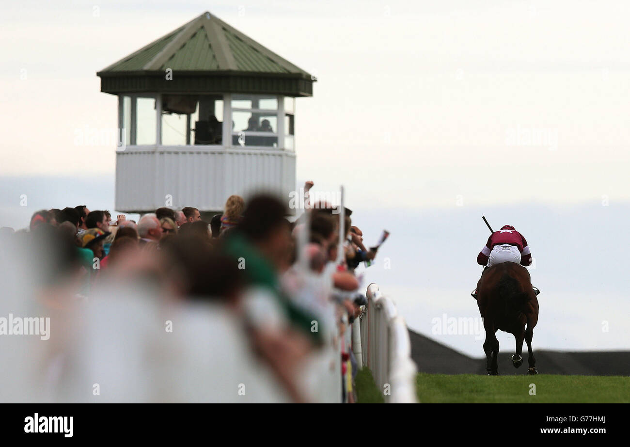 Finish post horse racing hi-res stock photography and images - Alamy