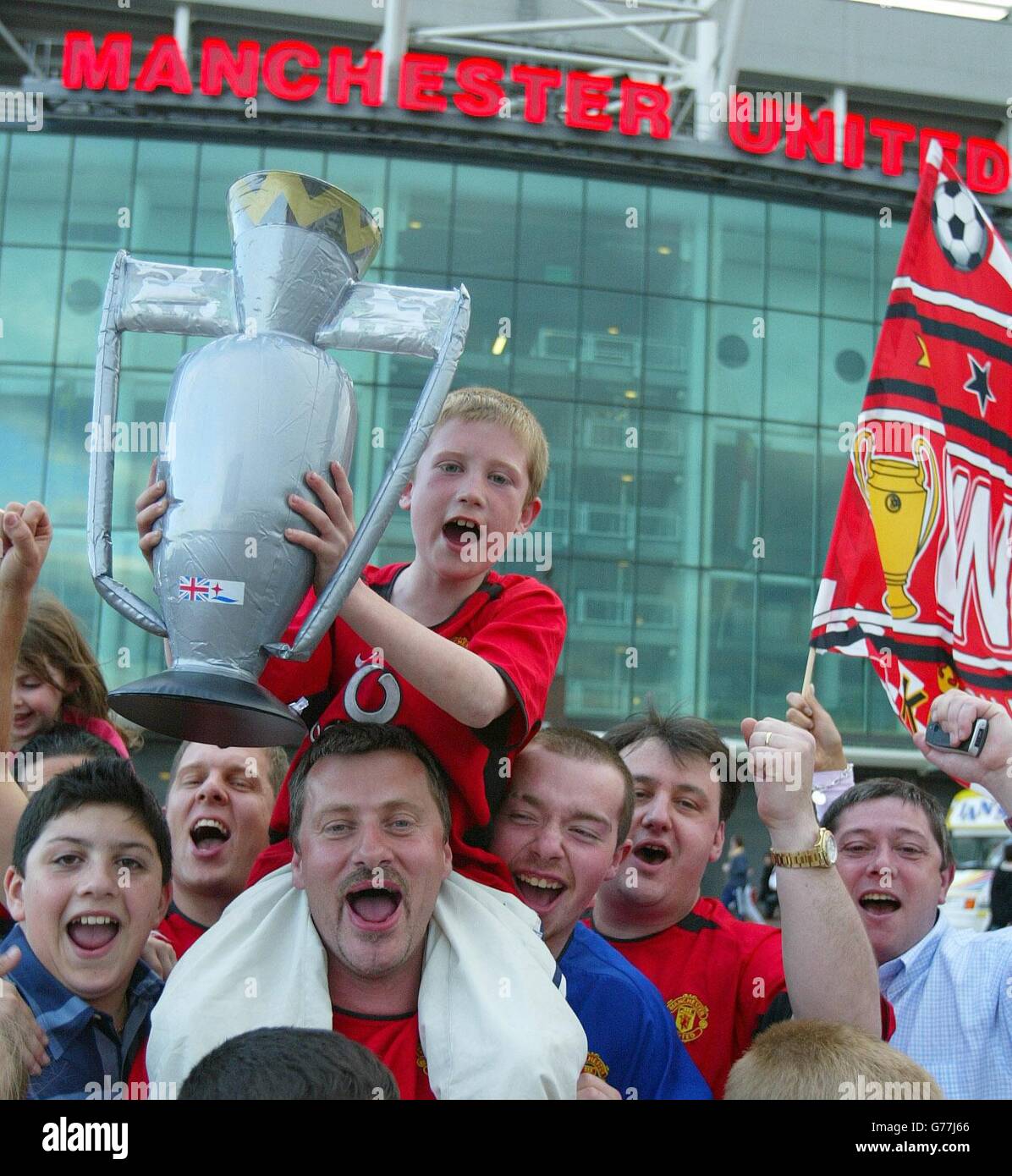 Manchester united fans celebrate outside old trafford hi-res stock ...