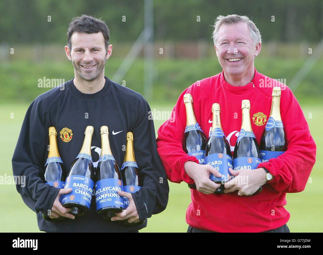 Arsenal celebrate manchester united hi-res stock photography and images ...