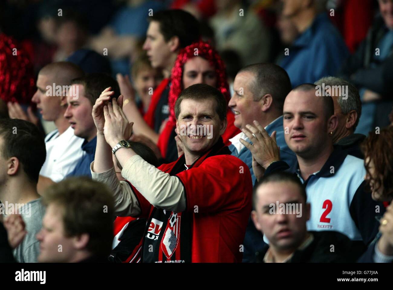 Sport football action claping hi-res stock photography and images - Alamy