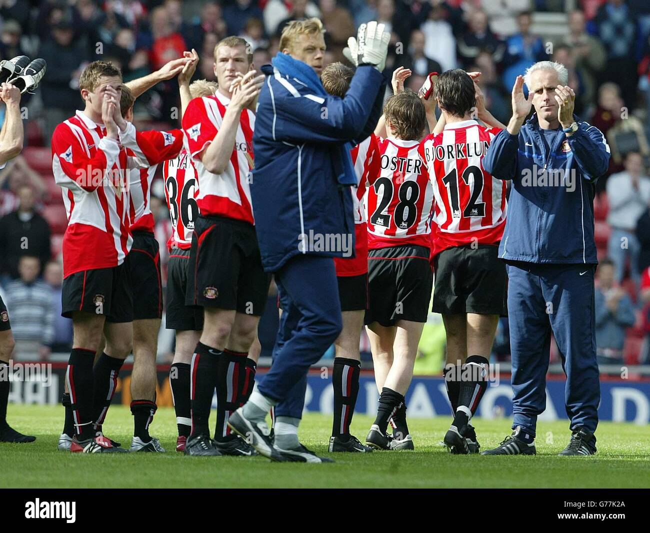 Crowd clapping football hi-res stock photography and images - Alamy