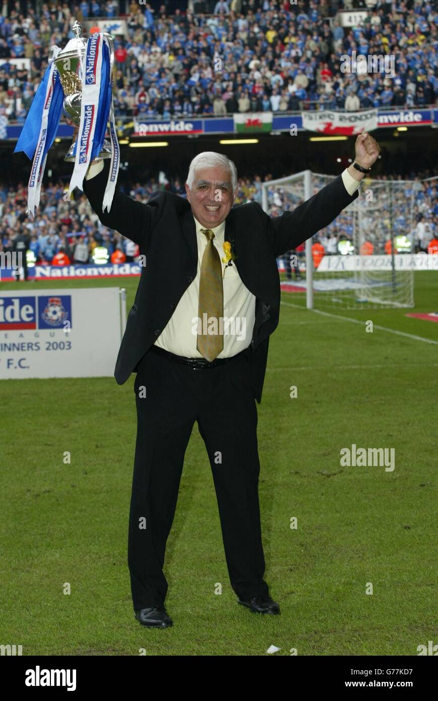 Cardiff city football club team hi-res stock photography and images - Alamy