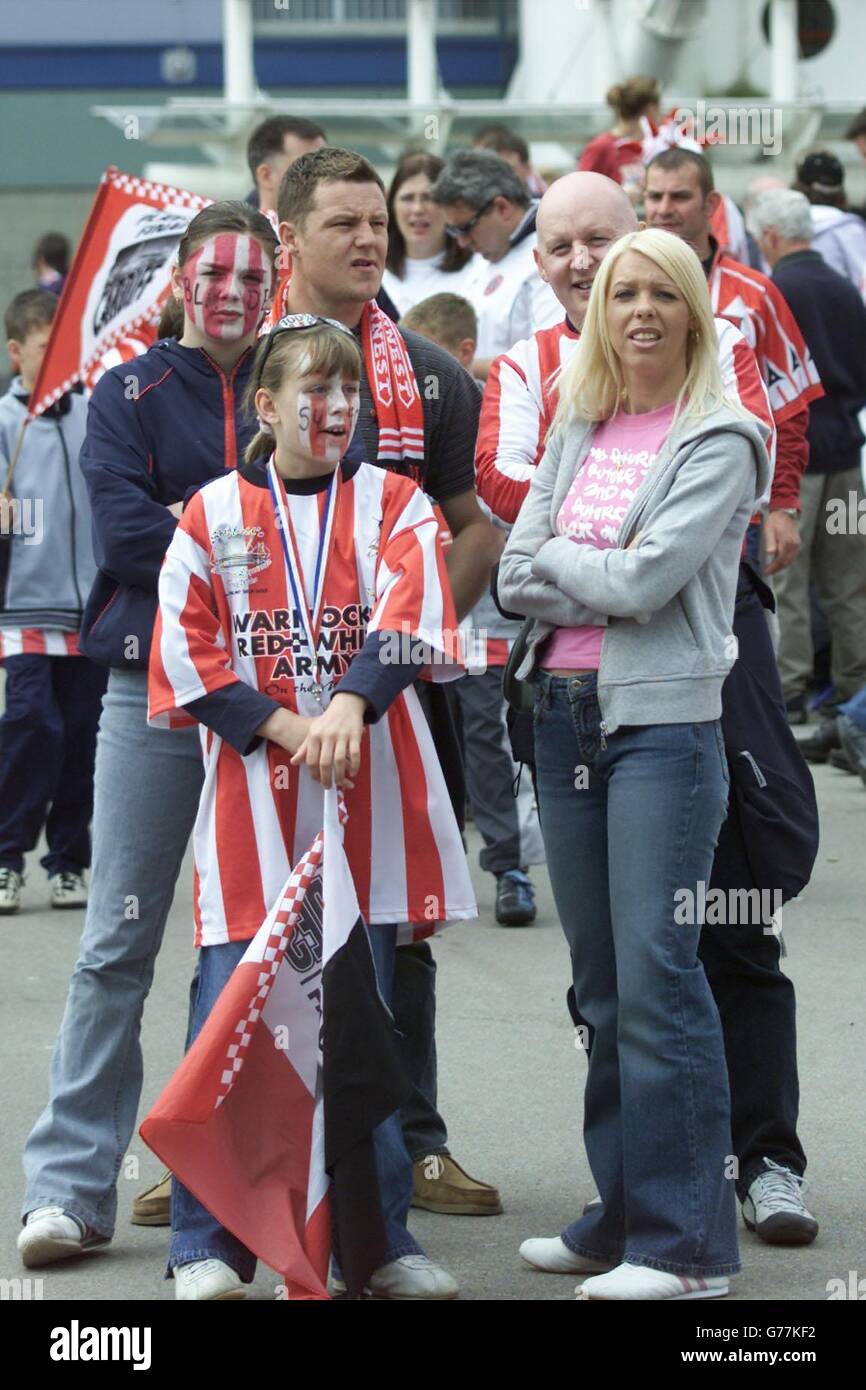 Wolverhampton people city centre hi-res stock photography and images ...
