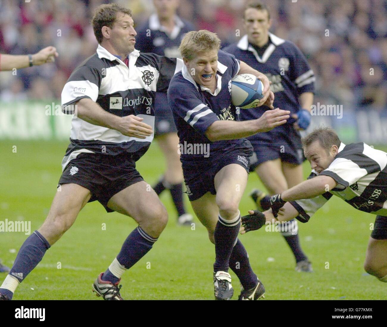 Scotland's Glenn Metcalfe escapes the Barbarian's Olivier Magne (left ...