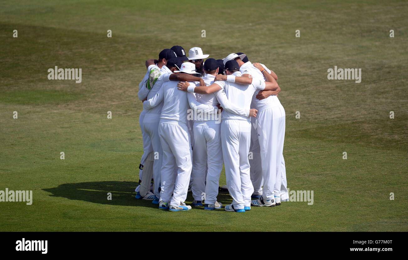 Cricket players team talk huddle hi-res stock photography and images ...