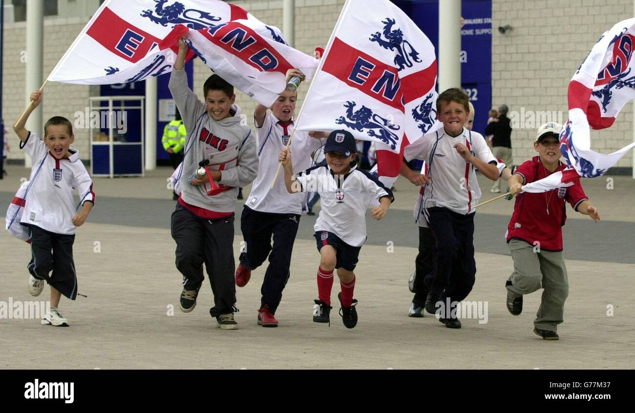 England football fans waving hi-res stock photography and images - Alamy