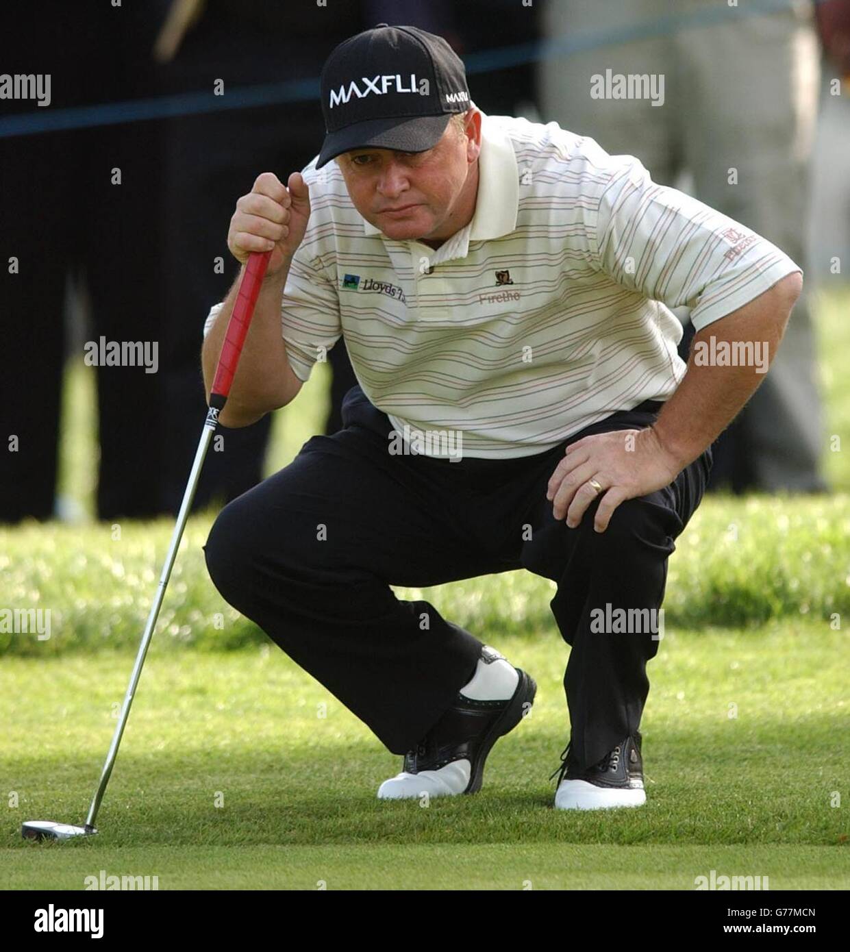 Golf action bending crouching ian woosnam hi-res stock photography and ...