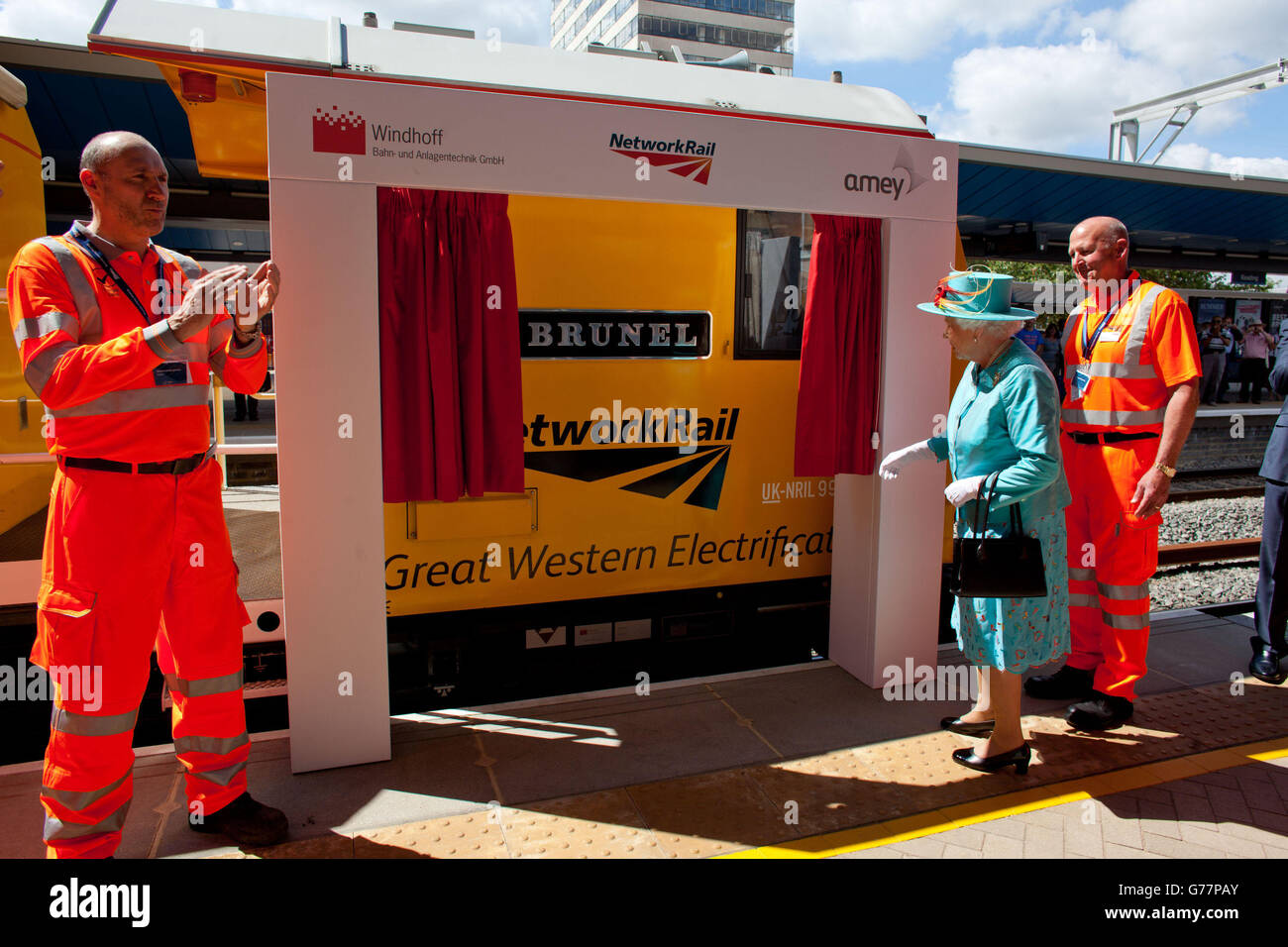 Queen elizabeth reading station hi-res stock photography and images - Alamy