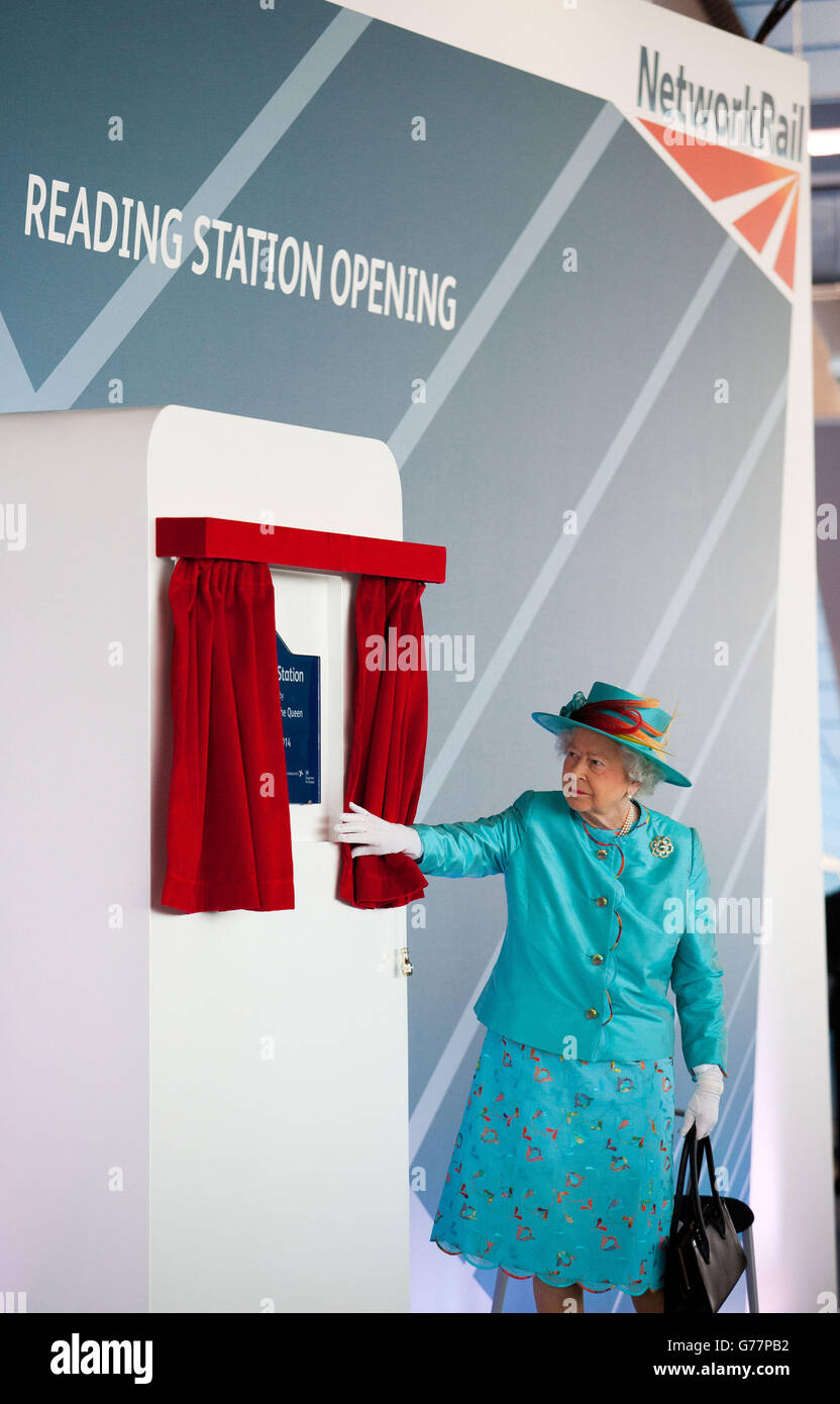 Queen elizabeth ii officially opens reading railway station in ...