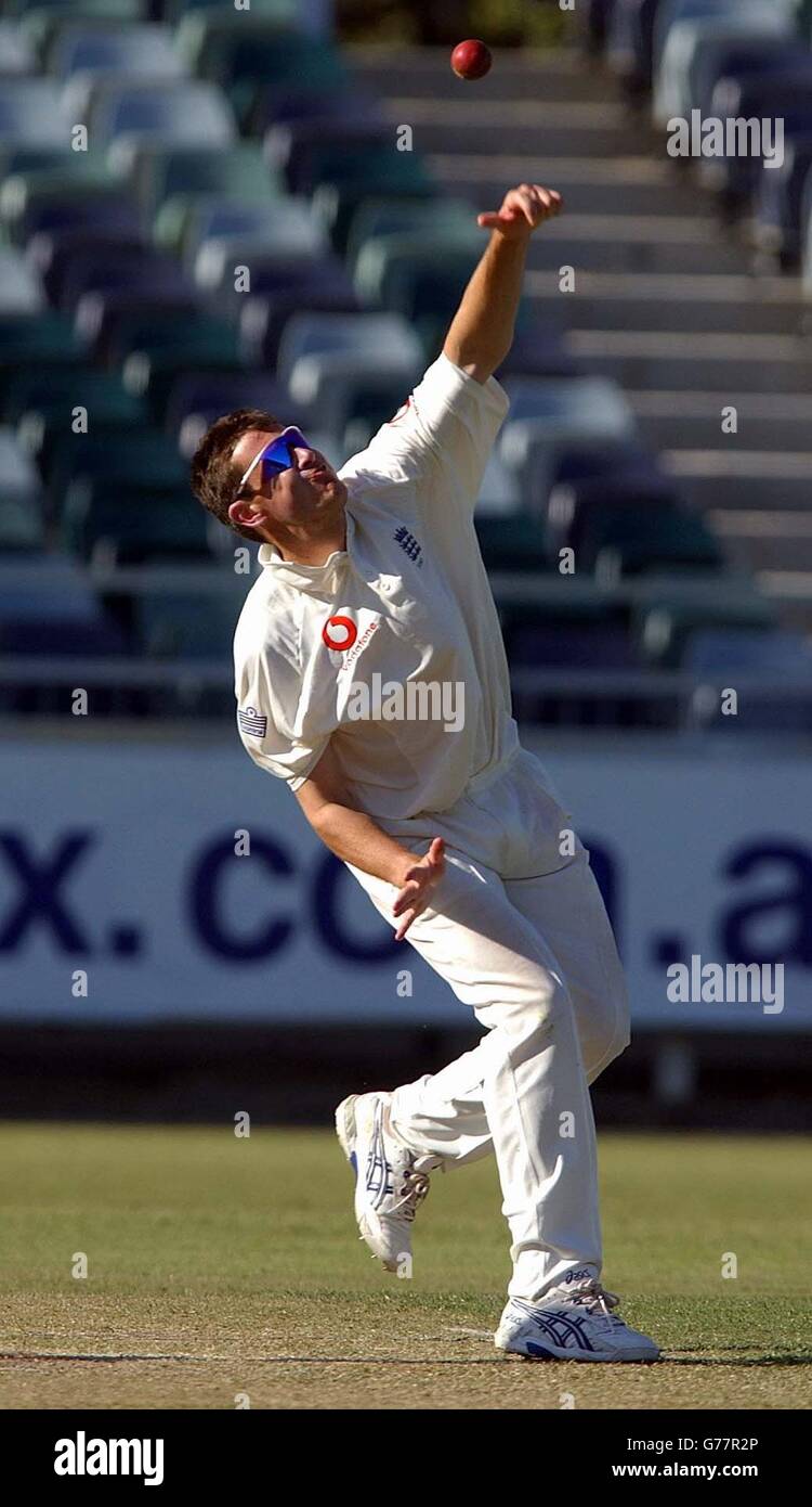 - NO COMMERCIAL USE: England's Ashley Giles in action, during the match ...
