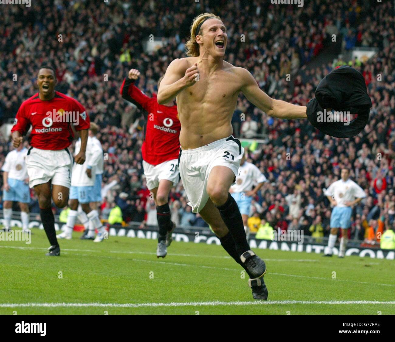 Manchester United's Diego Forlan celebrates scoring the equaliser ...