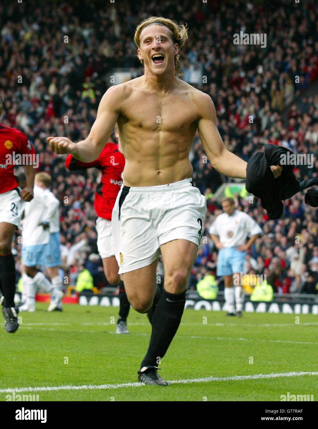Manchester United's Diego Forlan celebrates scoring the equaliser ...