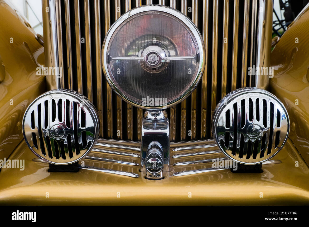 Rolls royce front grill hi-res stock photography and images - Alamy
