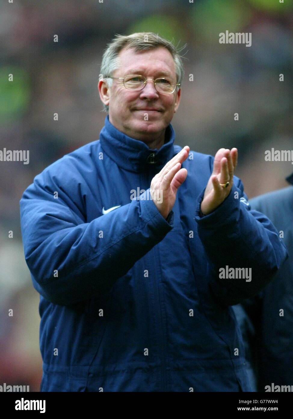 Sport football clapping manager hi-res stock photography and images - Alamy