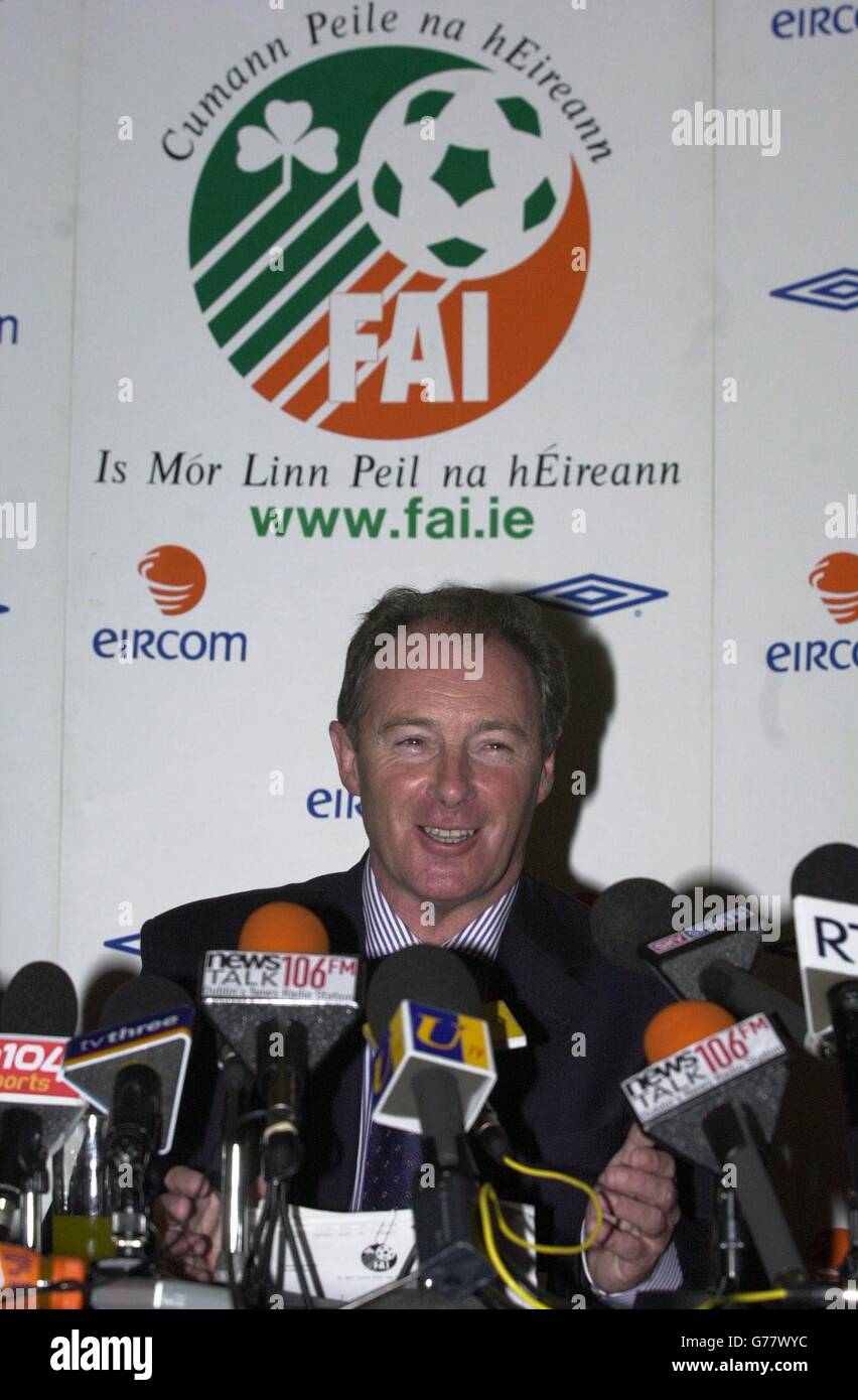 Sport football smiling microphones brian kerr hi-res stock photography ...