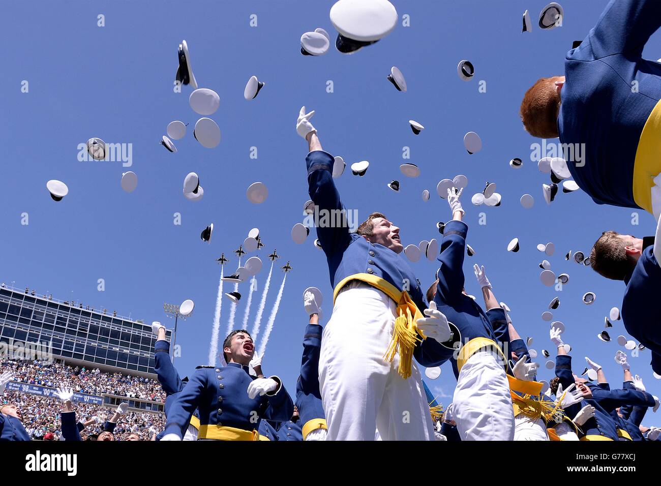 Military flyover stadium hi-res stock photography and images - Alamy