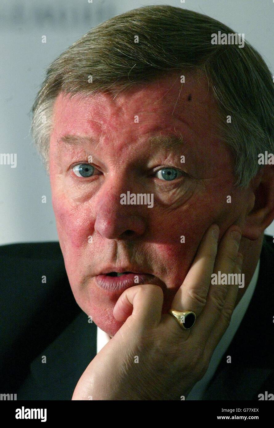 Sport football manager head shoulders hand to chin alex ferguson hi-res ...