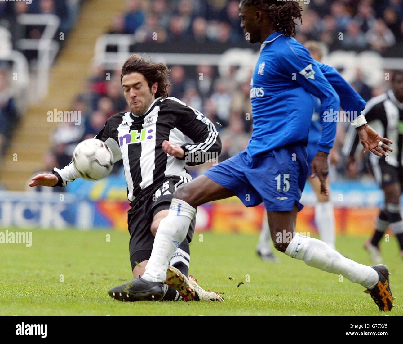 Newcastle's Hugo Viana (L) battles with Chelsea's Mario Melchiot during ...