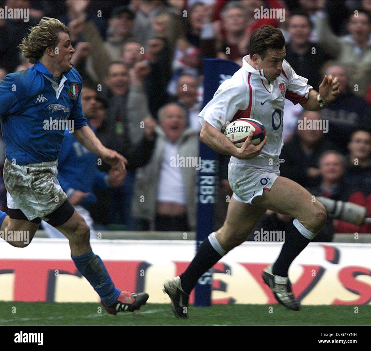 England's Dan Luger runs in the only 2nd half try against Italy, during ...