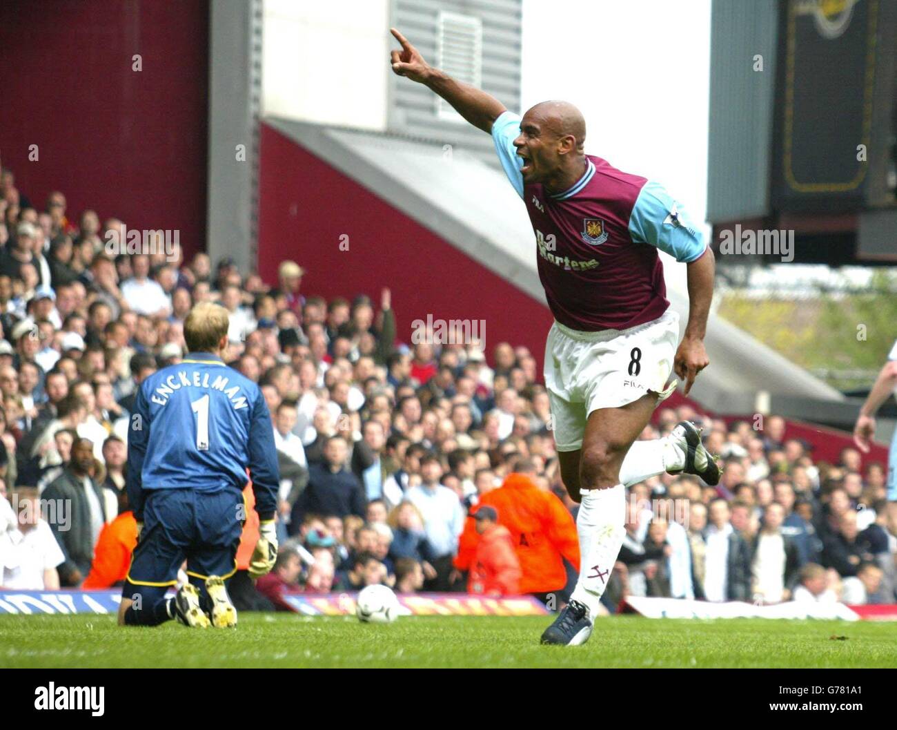 Football celebrating trevor sinclair hi-res stock photography and ...
