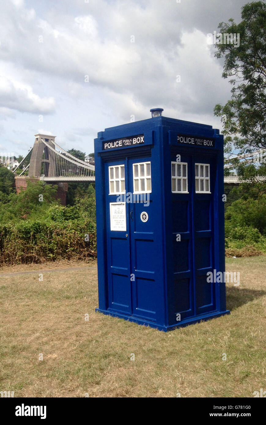 PHOTO. The 'Old Girl' Tardis, next to Clifton Suspension Bridge in ...