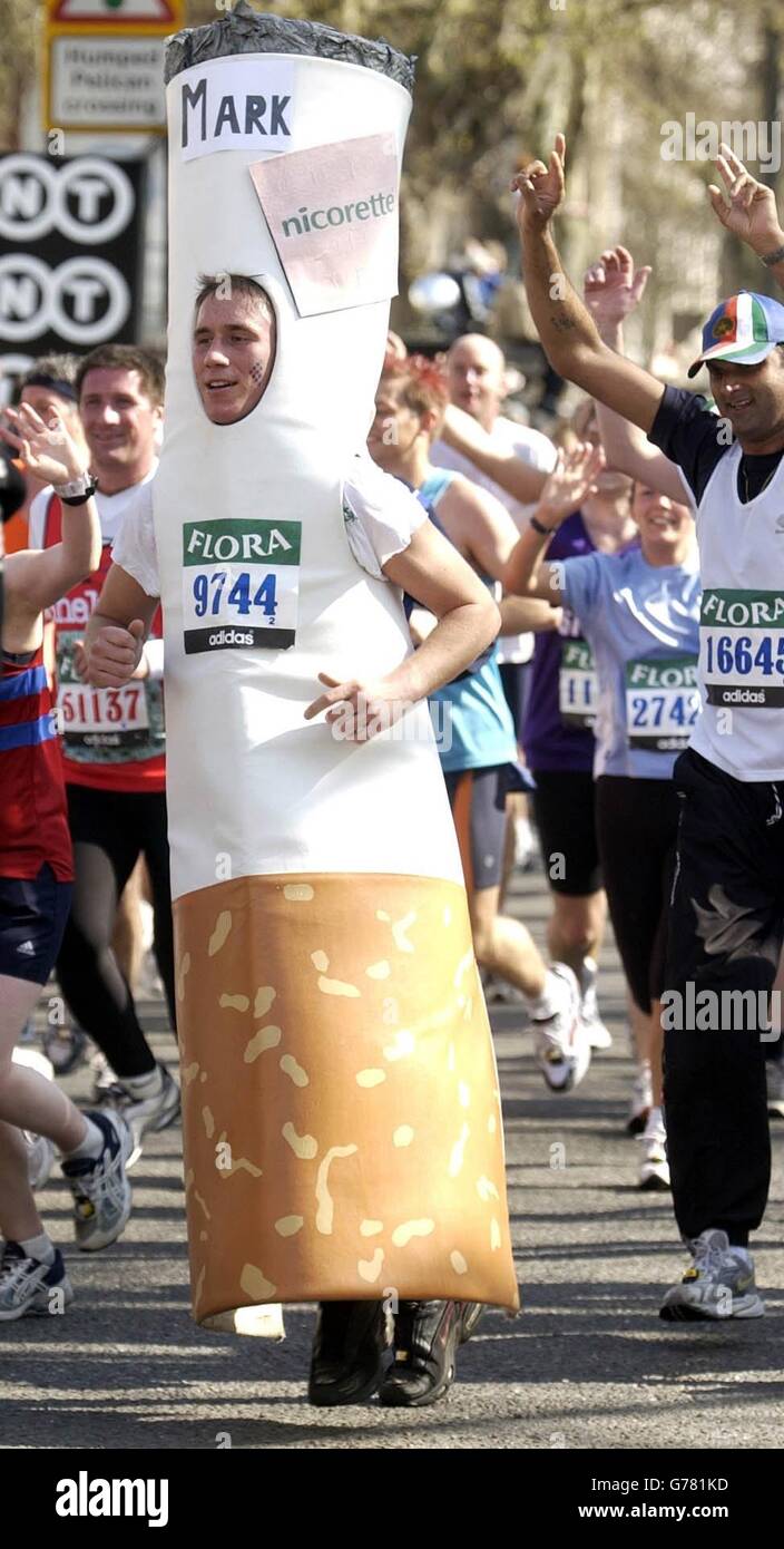 Competitors take part in the 2003 Flora London Marathon. British ...