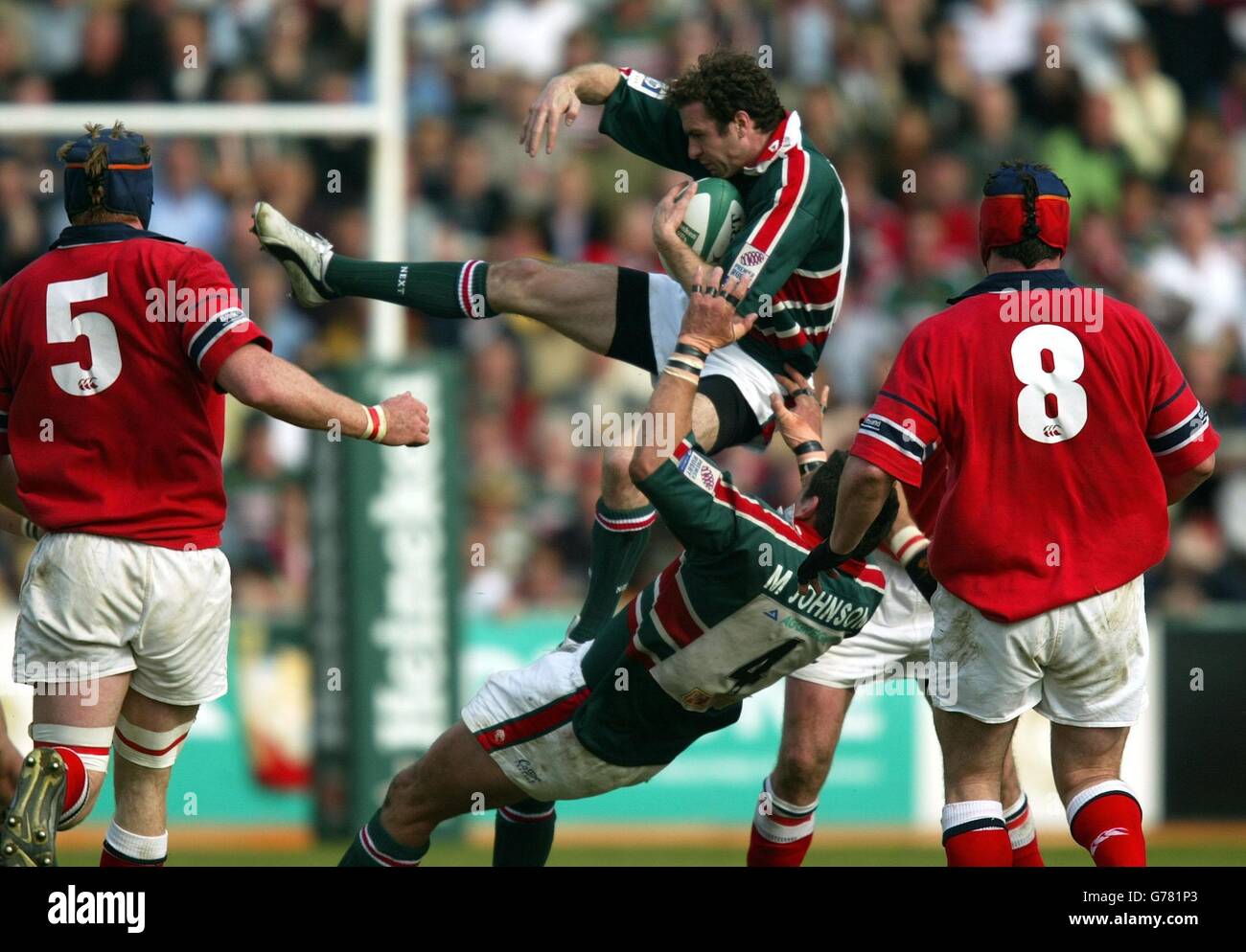Leicester's Geordan Murphy takes a high ball and takes out his captain ...