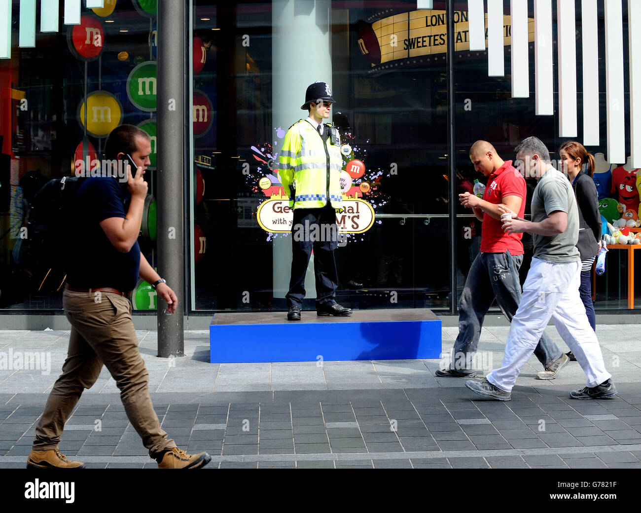 Metropolitan police officer on new podium watch block hi-res stock ...