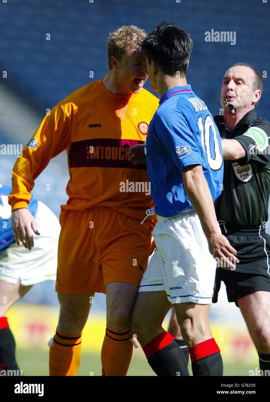 Referee Michael McCurry breaks up a heated exchange between Motherwell ...
