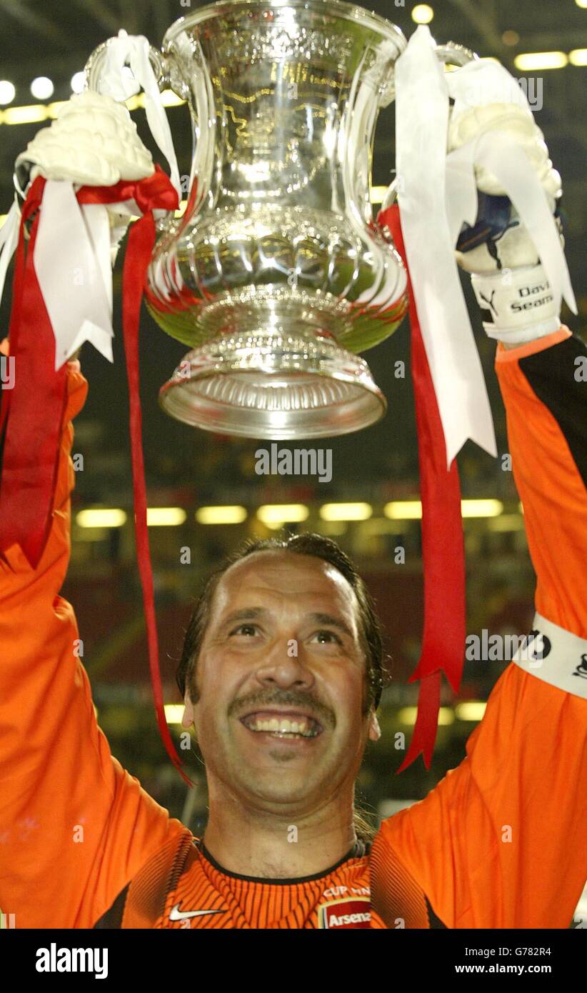 Arsenal 2003 04 hi-res stock photography and images - Alamy