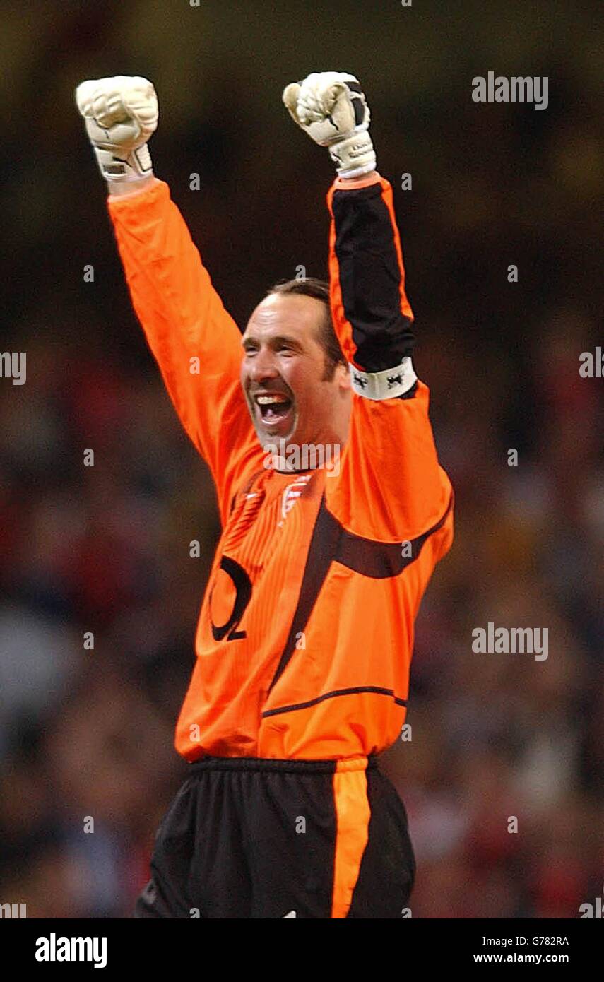 Arsenal's David Seaman celebrates beating Southampton 1-0 in the FA Cup ...