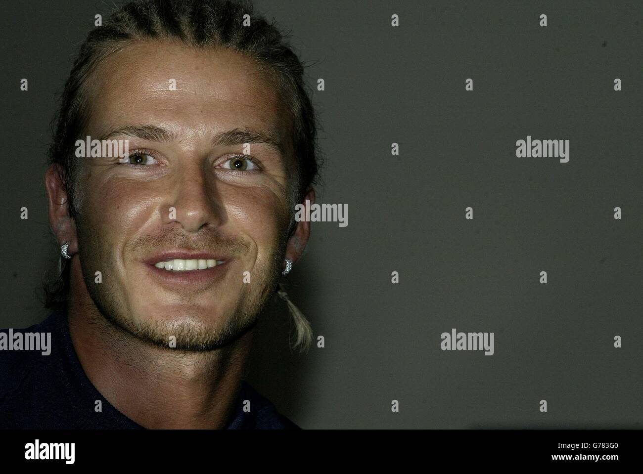 David beckham real madrid signing hi-res stock photography and images ...