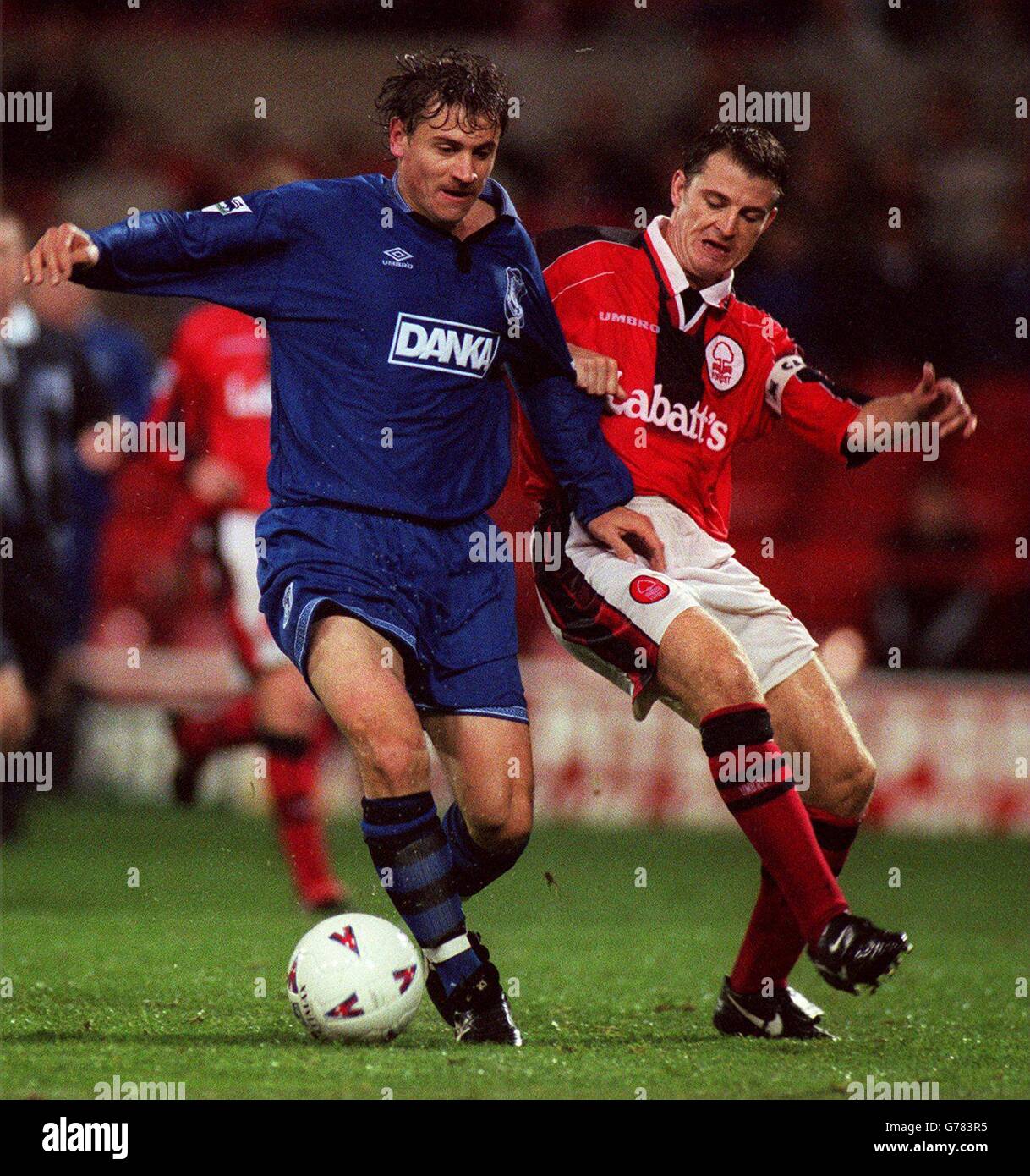 Andrei Kanchelskis, Everton (l) tangles with Colin Cooper, Nottingham ...