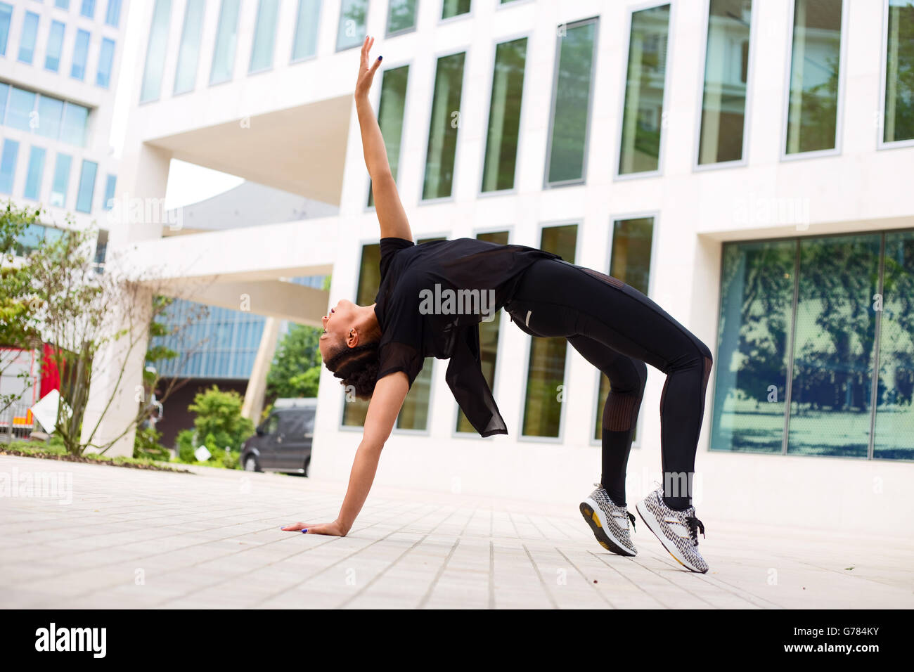 Street pose hi-res stock photography and images - Alamy