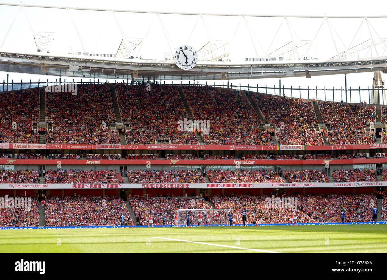 Arsenal football stadium crowd hi-res stock photography and images - Alamy